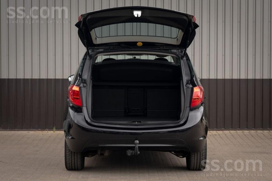 Black Opel Meriva 2011 in Talsi, with an engine capacity of 1.40 L and mileage of 132 thousand km for 5490 €, photo 7 on AUTOMOTO.COM.LV