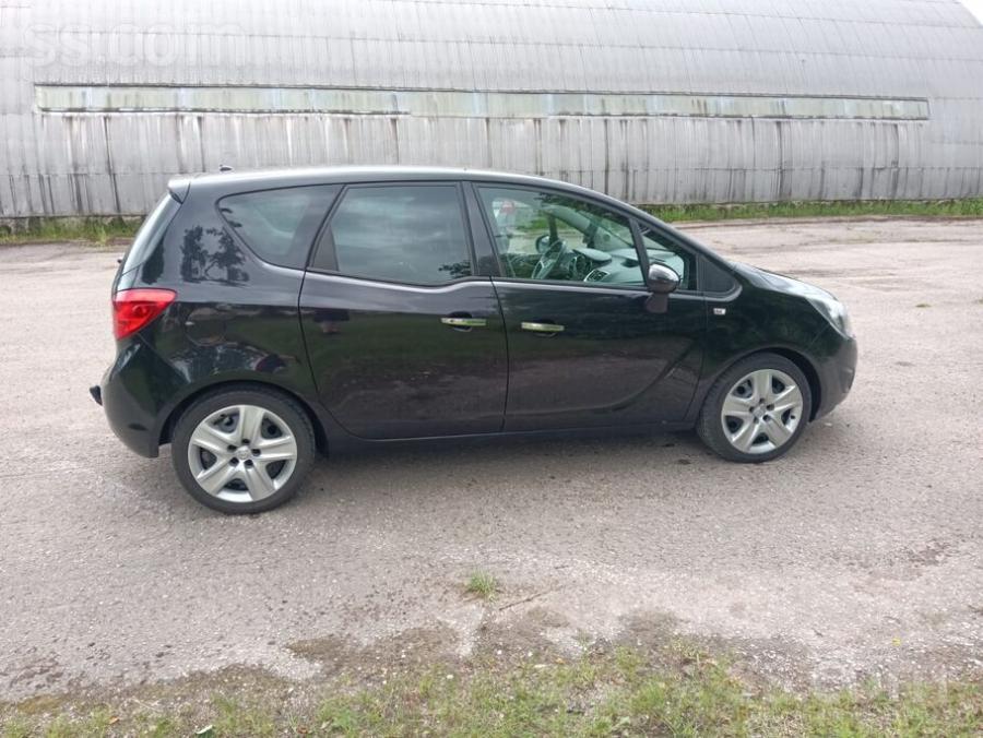 Black Opel Meriva 2011 in Madona, with an engine capacity of 1.70 L and mileage of 196 thousand km for 3950 €, photo 8 on AUTOMOTO.COM.LV