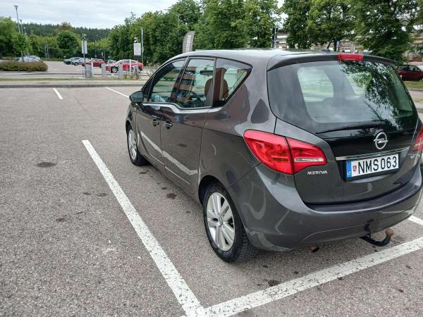 Black Opel Meriva 2011 in Vilnius, with an engine capacity of 1.69 L and mileage of 239 thousand km for 4190 €, photo 3 on AUTOMOTO.COM.LV