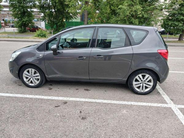 Black Opel Meriva 2011 in Vilnius, with an engine capacity of 1.69 L and mileage of 239 thousand km for 4190 €, photo 4 on AUTOMOTO.COM.LV