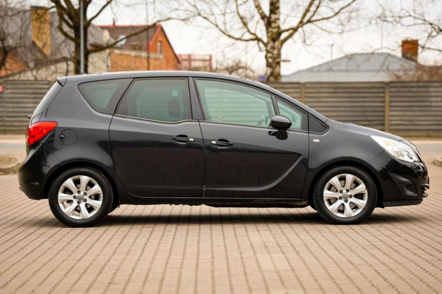 Black Opel Meriva 2012 in Riga, with an engine capacity of 1.70 L and mileage of 201 thousand km for 4350 €, photo 5 on AUTOMOTO.COM.LV