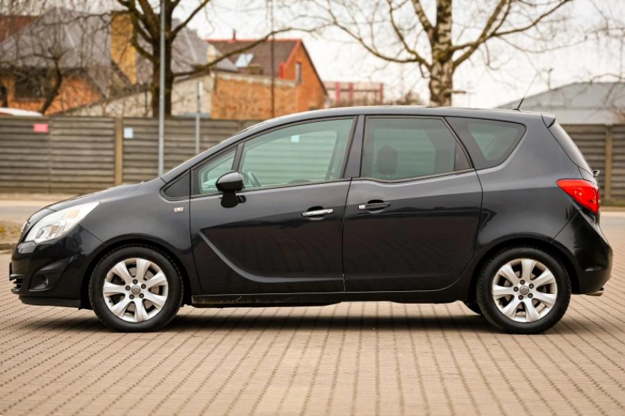 Black Opel Meriva 2012 in Riga, with an engine capacity of 1.70 L and mileage of 201 thousand km for 4350 €, photo 9 on AUTOMOTO.COM.LV