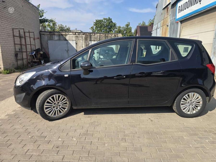 Black Opel Meriva 2012 in Kaunas, with an engine capacity of 1.25 L and mileage of 294 thousand km for 2750 €, photo 1 on AUTOMOTO.COM.LV
