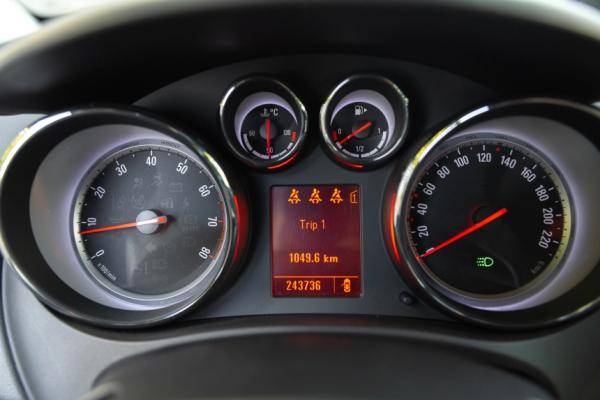 Brown Opel Meriva 2011 in Riga, with an engine capacity of 1.40 L and mileage of 244 thousand km for 4790 €, photo 5 on AUTOMOTO.COM.LV