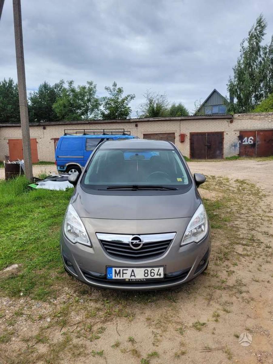 Brown Opel Meriva 2011 in Moletai, with an engine capacity of 1.69 L and mileage of 274 thousand km for 1500 €, photo 1 on AUTOMOTO.COM.LV