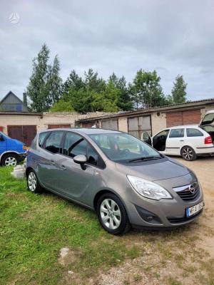 Brown Opel Meriva 2011 in Moletai, with an engine capacity of 1.69 L and mileage of 274 thousand km for 1500 €, photo 9 on AUTOMOTO.COM.LV