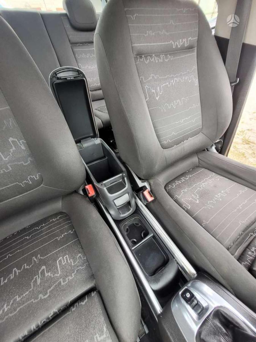 Brown Opel Meriva 2011 in Moletai, with an engine capacity of 1.69 L and mileage of 274 thousand km for 1500 €, photo 15 on AUTOMOTO.COM.LV