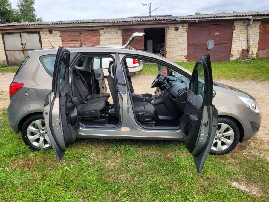 Brown Opel Meriva 2011 in Moletai, with an engine capacity of 1.69 L and mileage of 274 thousand km for 1500 €, photo 24 on AUTOMOTO.COM.LV