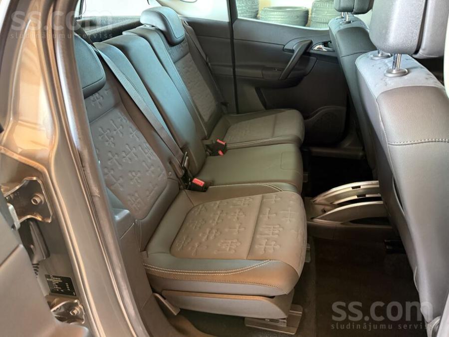 Brown Opel Meriva 2010 in Tukums, with an engine capacity of 1.40 L and mileage of 228 thousand km for 4000 €, photo 10 on AUTOMOTO.COM.LV