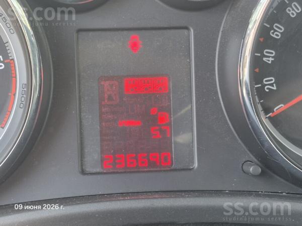 Brown Opel Meriva 2012 in Daugavpils, with an engine capacity of 1.70 L and mileage of 236 thousand km for 3400 €, photo 6 on AUTOMOTO.COM.LV