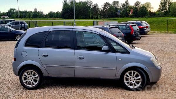 Grey Opel Meriva 2010 in Cesis, with an engine capacity of 1.70 L and mileage of 429 thousand km for 1300 €, photo 4 on AUTOMOTO.COM.LV