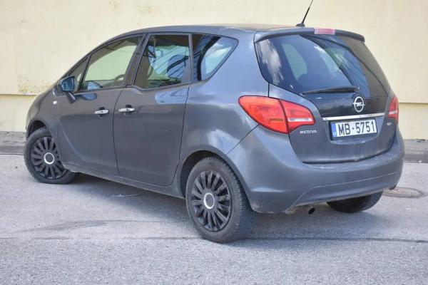Pelēks Opel Meriva 2011 Talsi, ar dzinēja tilpumu 1.70 L un nobraukumu 372 tūkst. km par 1400 €, foto 2 vietnē AUTOMOTO.COM.LV