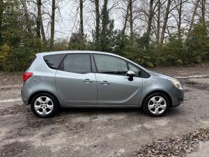 Pelēks Opel Meriva 2011 Ogre, ar dzinēja tilpumu 1.40 L un nobraukumu 174 tūkst. km par 4200 €, foto  vietnē AUTOMOTO.COM.LV