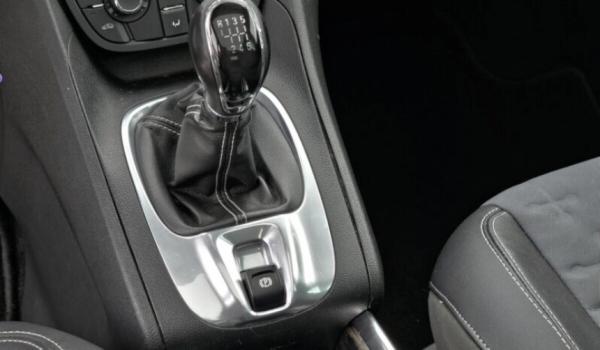 Grey Opel Meriva 2012 in Riga, with an engine capacity of 1.70 L and mileage of 284 thousand km for 5400 €, photo 3 on AUTOMOTO.COM.LV