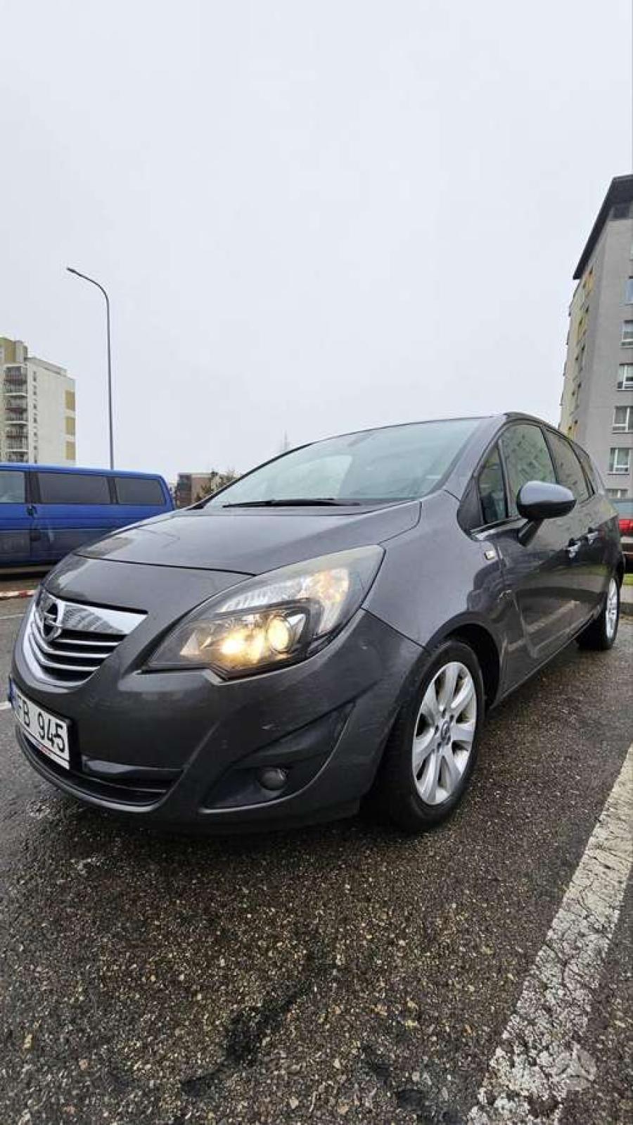 Grey Opel Meriva 2012 in Vilnius, with an engine capacity of 1.69 L and mileage of 262 thousand km for 2700 €, photo 1 on AUTOMOTO.COM.LV