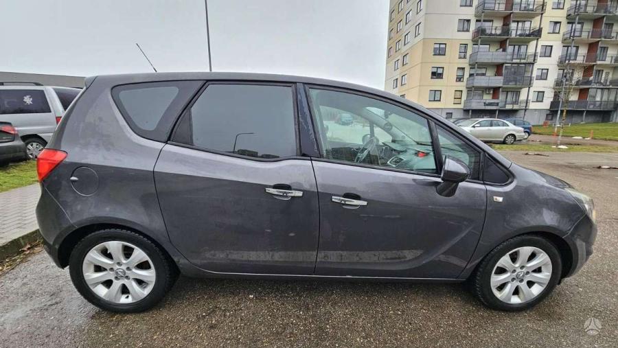 Grey Opel Meriva 2012 in Vilnius, with an engine capacity of 1.69 L and mileage of 262 thousand km for 2700 €, photo 8 on AUTOMOTO.COM.LV
