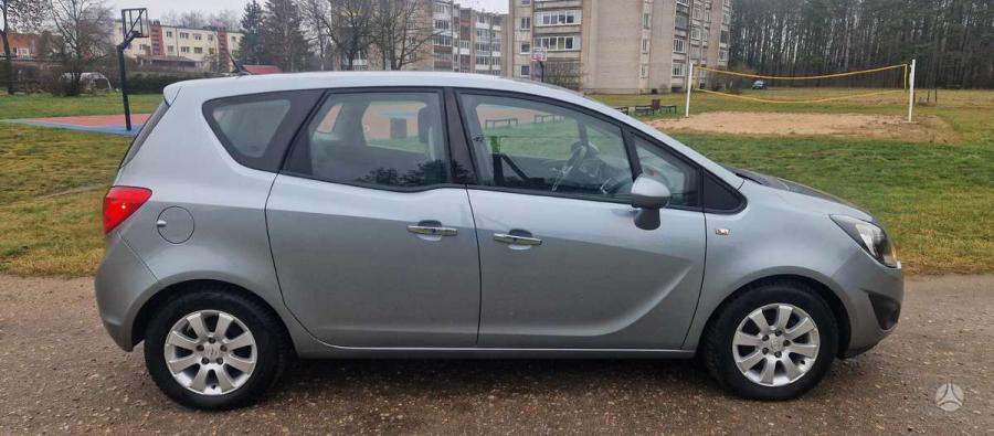 Grey Opel Meriva 2012 in Raseiniai, with an engine capacity of 1.36 L and mileage of 214 thousand km for 3650 €, photo 2 on AUTOMOTO.COM.LV