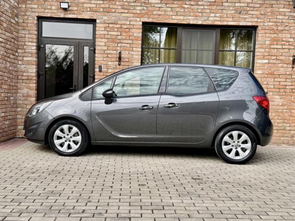 Grey Opel Meriva 2012 in Riga, with an engine capacity of 1.70 L and mileage of 247 thousand km for 4950 €, photo 2 on AUTOMOTO.COM.LV