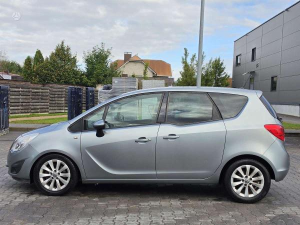 Grey Opel Meriva 2012 in Silute, with an engine capacity of 1.40 L and mileage of 113 thousand km for 2500 €, photo 5 on AUTOMOTO.COM.LV