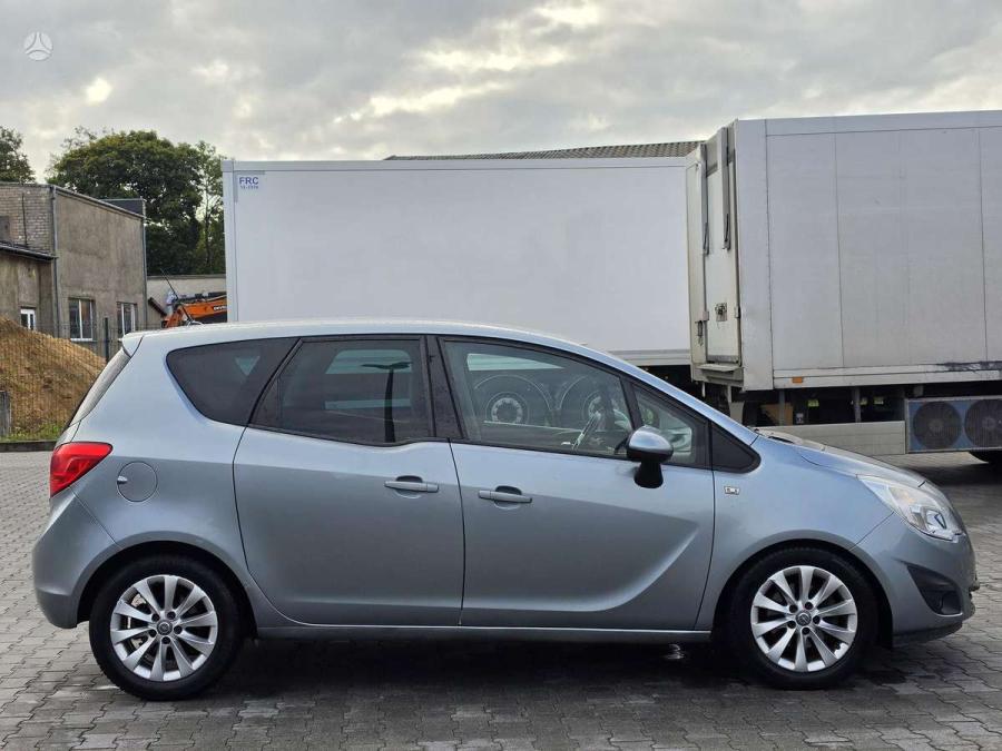 Grey Opel Meriva 2012 in Silute, with an engine capacity of 1.40 L and mileage of 113 thousand km for 2500 €, photo 6 on AUTOMOTO.COM.LV