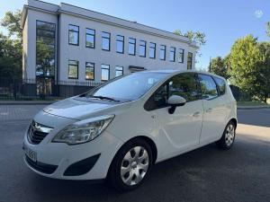 White Opel Meriva 2011 in Kaunas, with an engine capacity of 1.69 L and mileage of 300 thousand km for 2300 €, photo  on AUTOMOTO.COM.LV