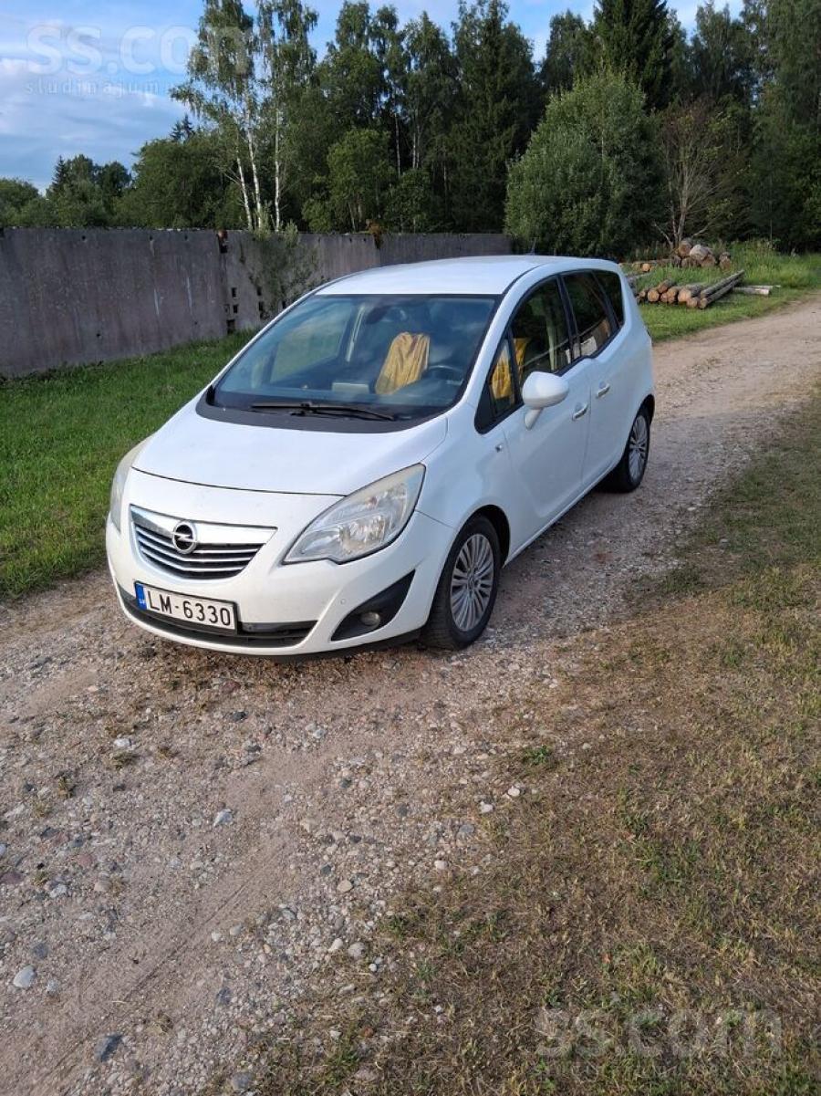 White Opel Meriva 2011 in Cesis, with an engine capacity of 1.70 L and mileage of 436 thousand km for 2150 €, photo 1 on AUTOMOTO.COM.LV