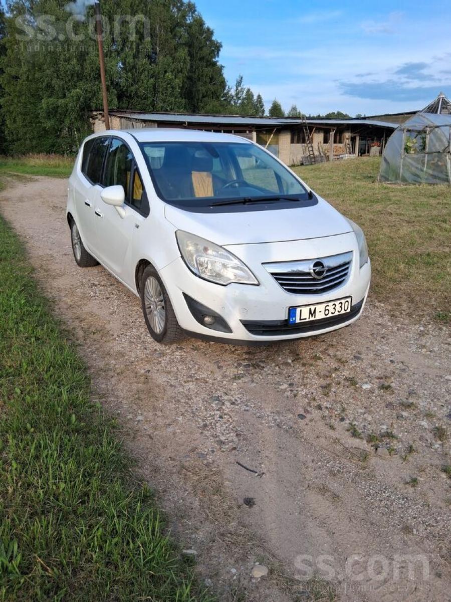 White Opel Meriva 2011 in Cesis, with an engine capacity of 1.70 L and mileage of 436 thousand km for 2150 €, photo 3 on AUTOMOTO.COM.LV