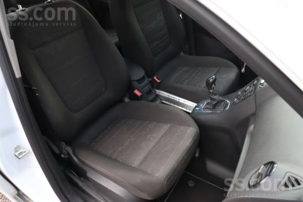 White Opel Meriva 2012 in Valmiera, with an engine capacity of 1.40 L and mileage of 216 thousand km for 3300 €, photo 6 on AUTOMOTO.COM.LV