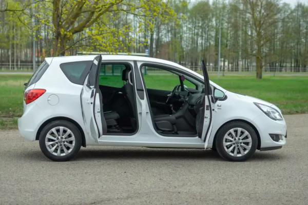 White Opel Meriva 2015 in Liepaja, with an engine capacity of 1.60 L and mileage of 215 thousand km for 5600 €, photo 5 on AUTOMOTO.COM.LV