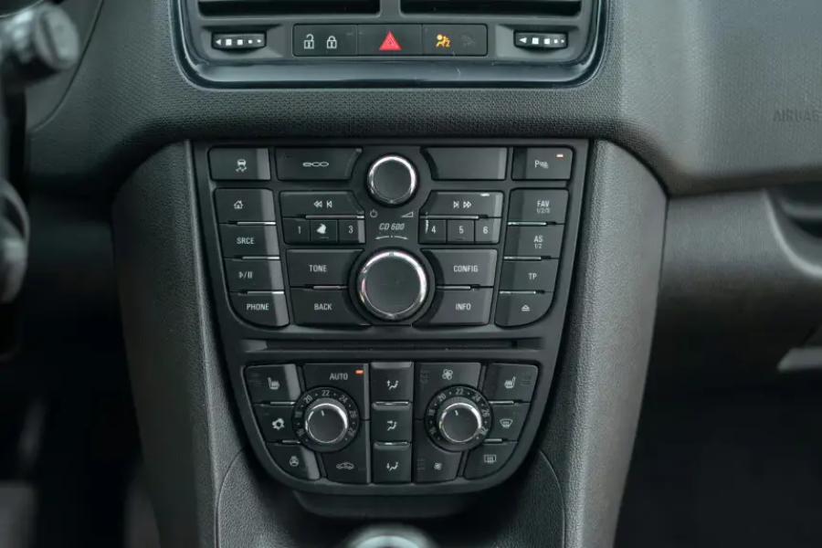 Balts Opel Meriva 2015 Liepāja, ar dzinēja tilpumu 1.60 L un nobraukumu 215 tūkst. km par 5600 €, foto 20 vietnē AUTOMOTO.COM.LV