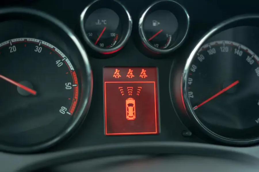 Balts Opel Meriva 2015 Liepāja, ar dzinēja tilpumu 1.60 L un nobraukumu 215 tūkst. km par 5600 €, foto 24 vietnē AUTOMOTO.COM.LV