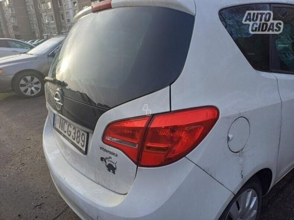 White Opel Meriva 2011 in Vilnius, with an engine capacity of 1.40 L and mileage of 221 thousand km for 2485 €, photo 2 on AUTOMOTO.COM.LV