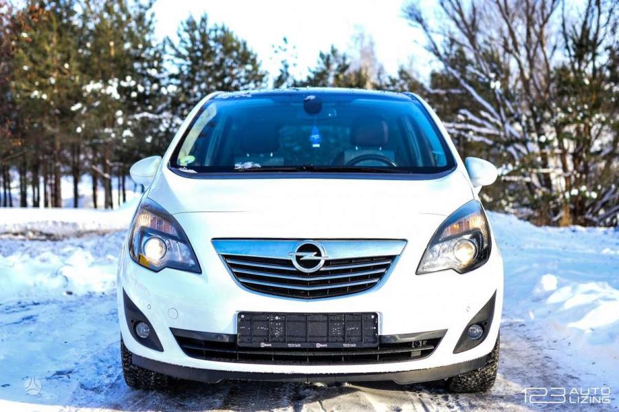 White Opel Meriva 2011 in Kretinga, with an engine capacity of 1.70 L and mileage of 261 thousand km for 3750 €, photo 3 on AUTOMOTO.COM.LV