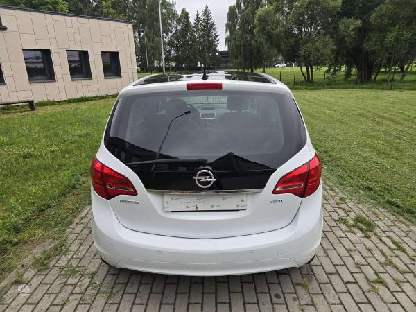 White Opel Meriva 2011 in Taurage, with an engine capacity of 1.69 L and mileage of 255 thousand km for 3800 €, photo 8 on AUTOMOTO.COM.LV