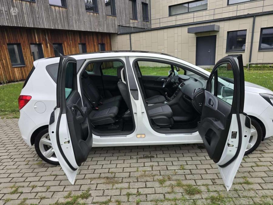 White Opel Meriva 2011 in Taurage, with an engine capacity of 1.69 L and mileage of 255 thousand km for 3700 €, photo 13 on AUTOMOTO.COM.LV