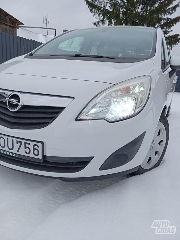 White Opel Meriva 2012 in Kaunas, with an engine capacity of 1.70 L and mileage of 300 thousand km for 2900 €, photo 3 on AUTOMOTO.COM.LV