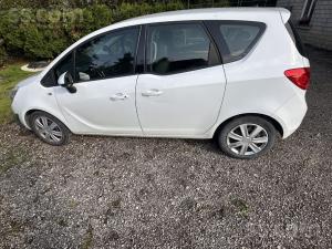 White Opel Meriva 2013 in Bauska, with an engine capacity of 1.70 L and mileage of 258 thousand km for 3100 €, photo 3 on AUTOMOTO.COM.LV