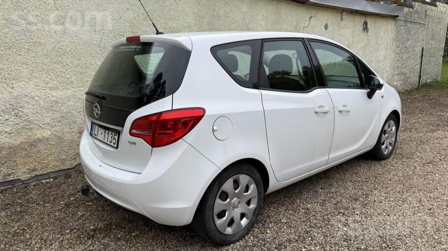 White Opel Meriva 2013 in Valmiera, with an engine capacity of 1.70 L and mileage of 279 thousand km for 3600 €, photo 4 on AUTOMOTO.COM.LV
