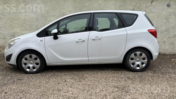 White Opel Meriva 2013 in Valmiera, with an engine capacity of 1.70 L and mileage of 279 thousand km for 3600 €, photo 8 on AUTOMOTO.COM.LV