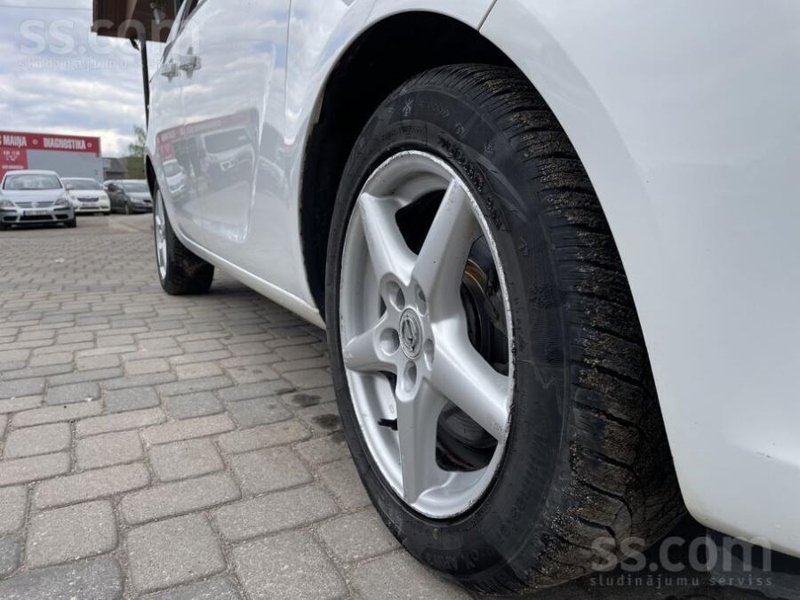 White Opel Meriva 2015 in Talsi, with an engine capacity of 1.60 L and mileage of 157 thousand km for 3900 €, photo 11 on AUTOMOTO.COM.LV