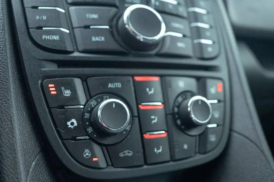 Balts Opel Meriva 2015 Liepāja, ar dzinēja tilpumu 1.60 L un nobraukumu 219 tūkst. km par 5500 €, foto 19 vietnē AUTOMOTO.COM.LV