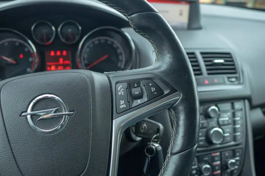 Balts Opel Meriva 2015 Liepāja, ar dzinēja tilpumu 1.60 L un nobraukumu 219 tūkst. km par 5500 €, foto 24 vietnē AUTOMOTO.COM.LV