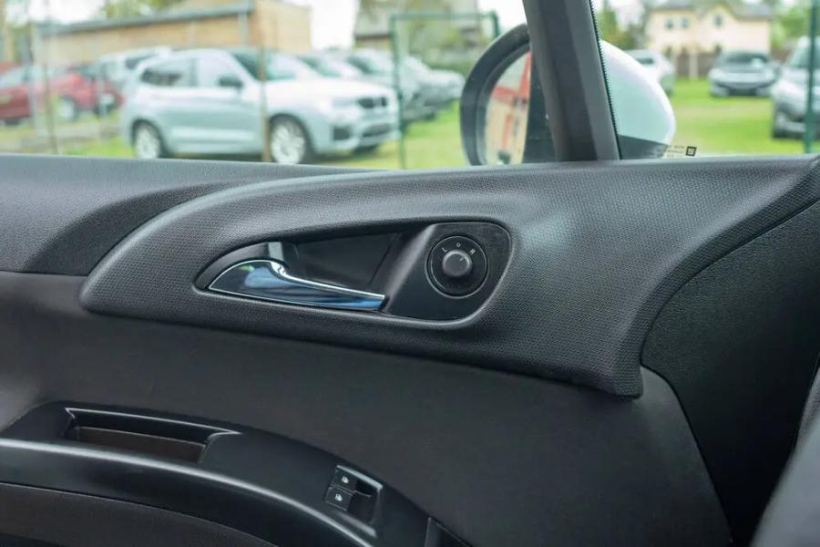 Balts Opel Meriva 2015 Liepāja, ar dzinēja tilpumu 1.60 L un nobraukumu 219 tūkst. km par 5500 €, foto 28 vietnē AUTOMOTO.COM.LV