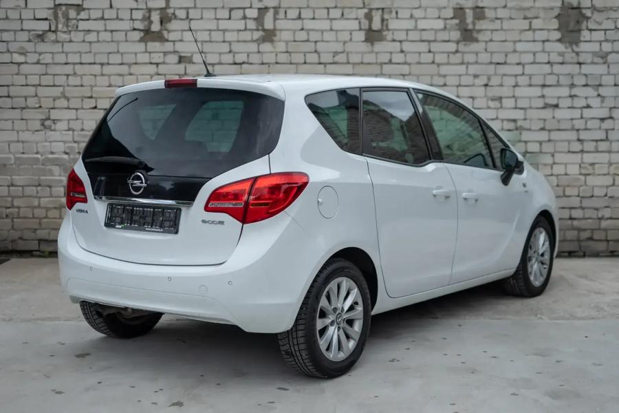 White Opel Meriva 2015 in Liepaja, with an engine capacity of 1.60 L and mileage of 219 thousand km for 4900 €, photo 5 on AUTOMOTO.COM.LV