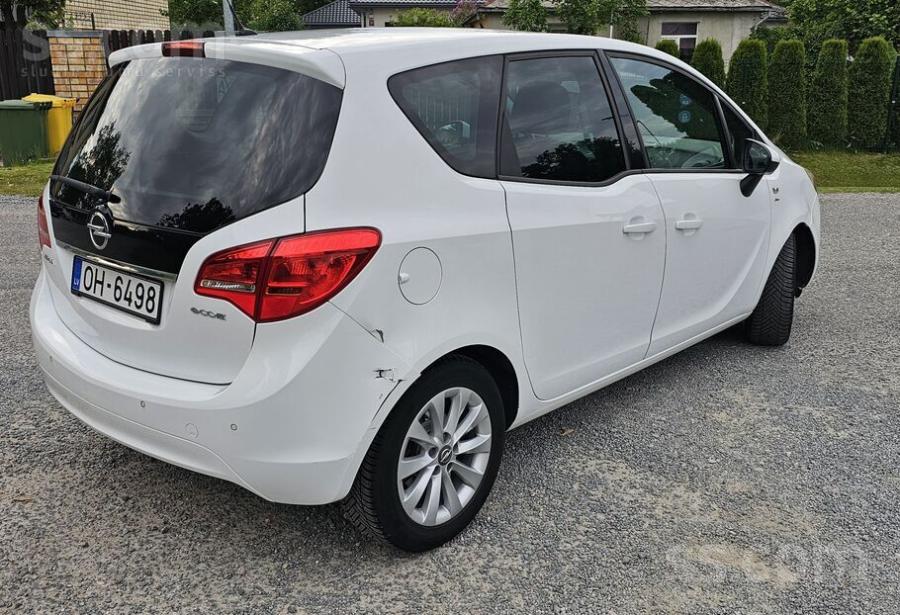 White Opel Meriva 2016 in Riga, with an engine capacity of 1.60 L and mileage of 200 thousand km for 3900 €, photo 5 on AUTOMOTO.COM.LV