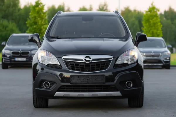 Black Opel Mokka 2013 in Jelgava, with an engine capacity of 1.60 L and mileage of 174 thousand km for 6500 €, photo 2 on AUTOMOTO.COM.LV