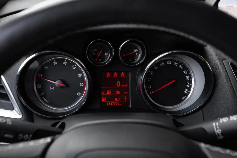 Melns Opel Mokka 2013 Jelgava, ar dzinēja tilpumu 1.60 L un nobraukumu 174 tūkst. km par 6500 €, foto 21 vietnē AUTOMOTO.COM.LV
