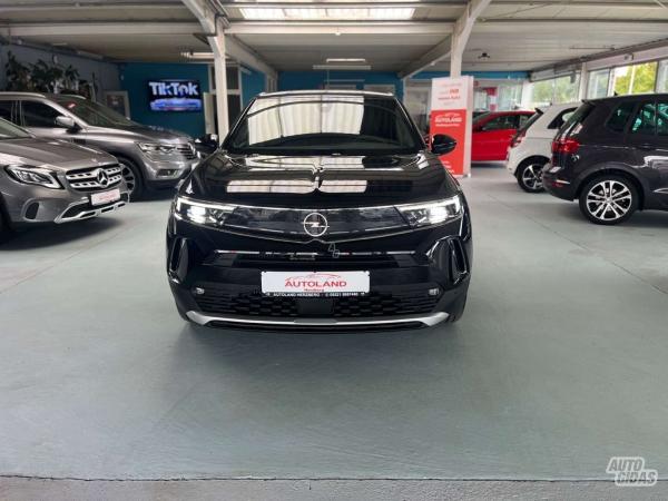 Black Opel Mokka 2021 in Kaunas, with an engine capacity of 1.20 L and mileage of 27 thousand km for 21834 €, photo 2 on AUTOMOTO.COM.LV