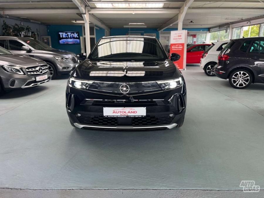 Black Opel Mokka 2021 in Kaunas, with an engine capacity of 1.20 L and mileage of 27 thousand km for 21834 €, photo 2 on AUTOMOTO.COM.LV