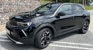 Black Opel Mokka 2022 in Ventspils, with an engine capacity of 1.20 L and mileage of 22 thousand km for 20100 €, photo  on AUTOMOTO.COM.LV